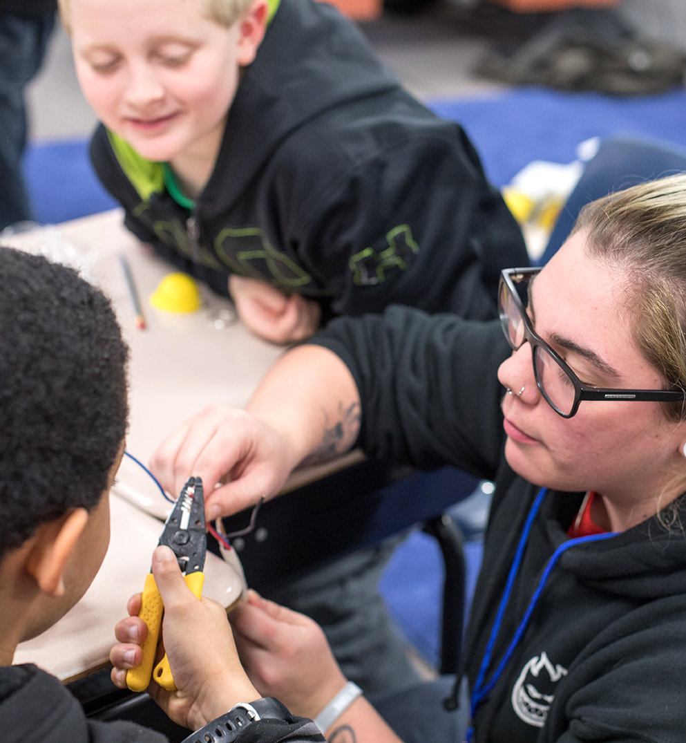 Dunwoody electrical students teach Richfield fourth graders - Dunwoody ...